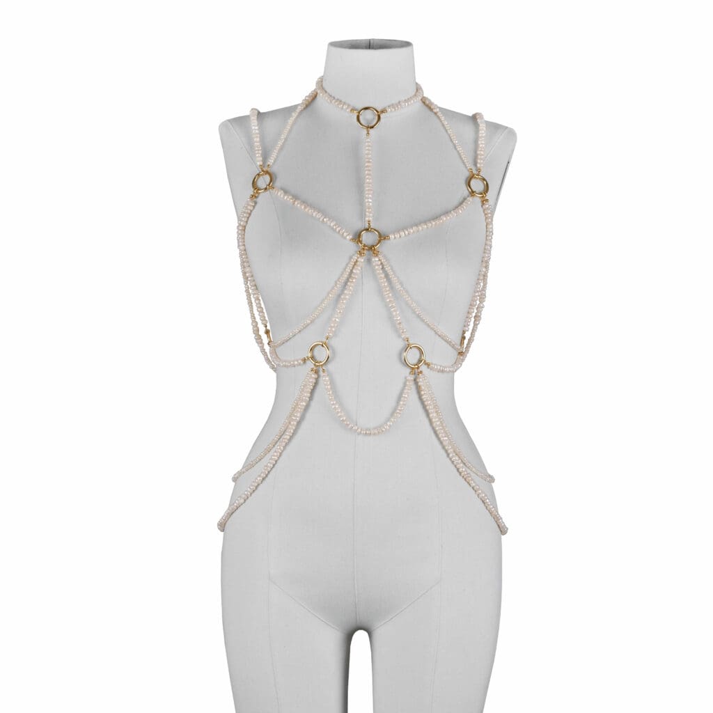 Elif Domanic | Kamel Perlengeschirr | Leder Dessous | Rave Outfit